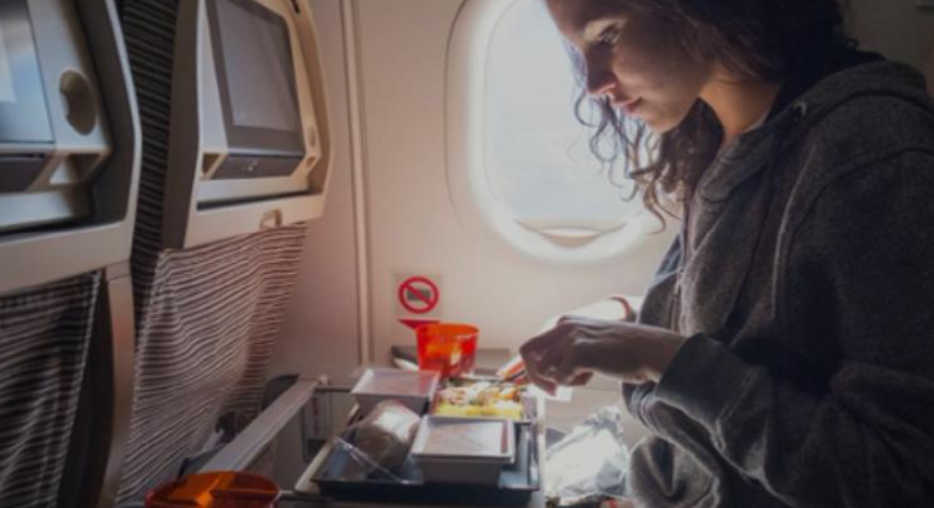 Aterrizó avión de urgencia tras enfermar pasajeros por comida con moho ...