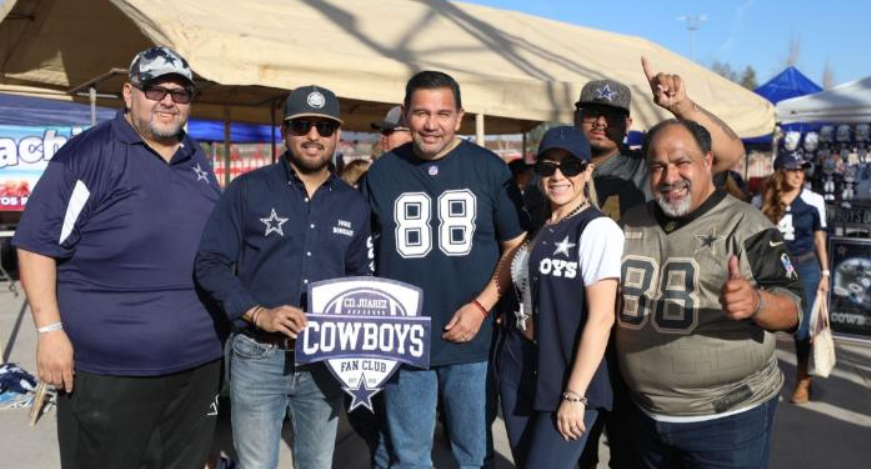 Posó Cruz para la foto oficial con fans de los Dallas Cowboy - Hoy Juárez